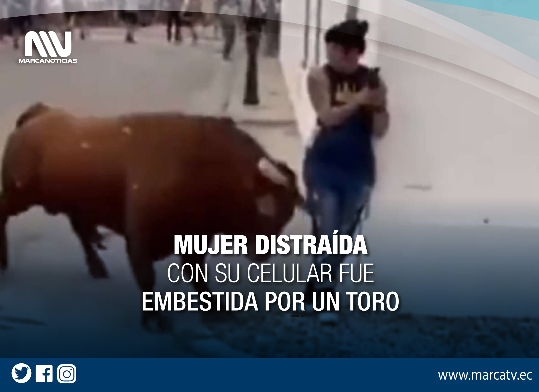MUJER DISTRAÍDA CON SU CELULAR ES EMBESTIDA POR UN TORO DURANTE LAS ...